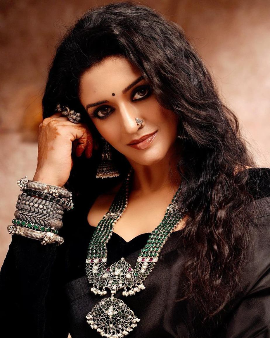 Vimala Raman looks stunning in a black saree for the photoshoot of ...