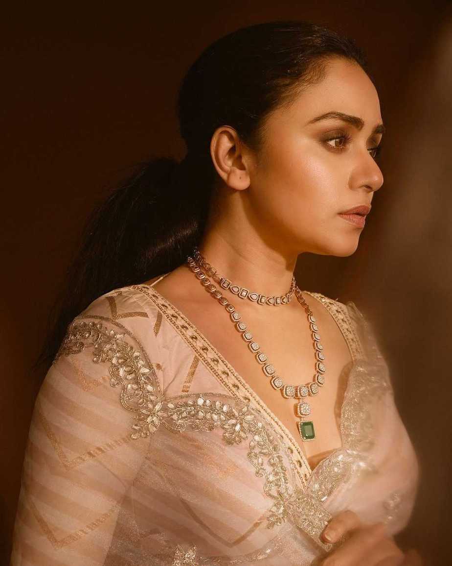 Amruta Khanvilkar in an ivory striped saree for OTT Filmfare 2020!