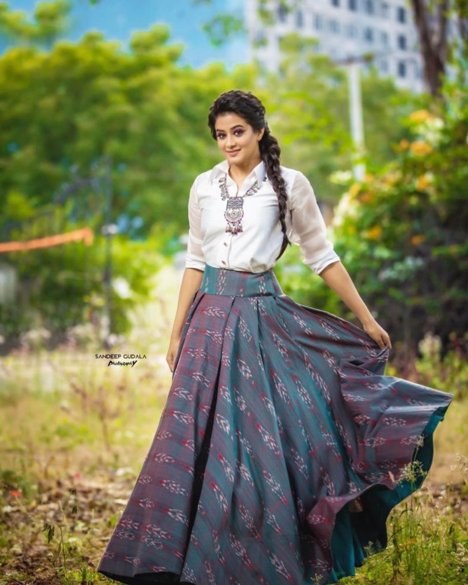 Priyamani stuns in an Indo-western shirt and skirt outfit and we can't ... Priyamani stuns in an Indo-western shirt and skirt outfit and we can't ...