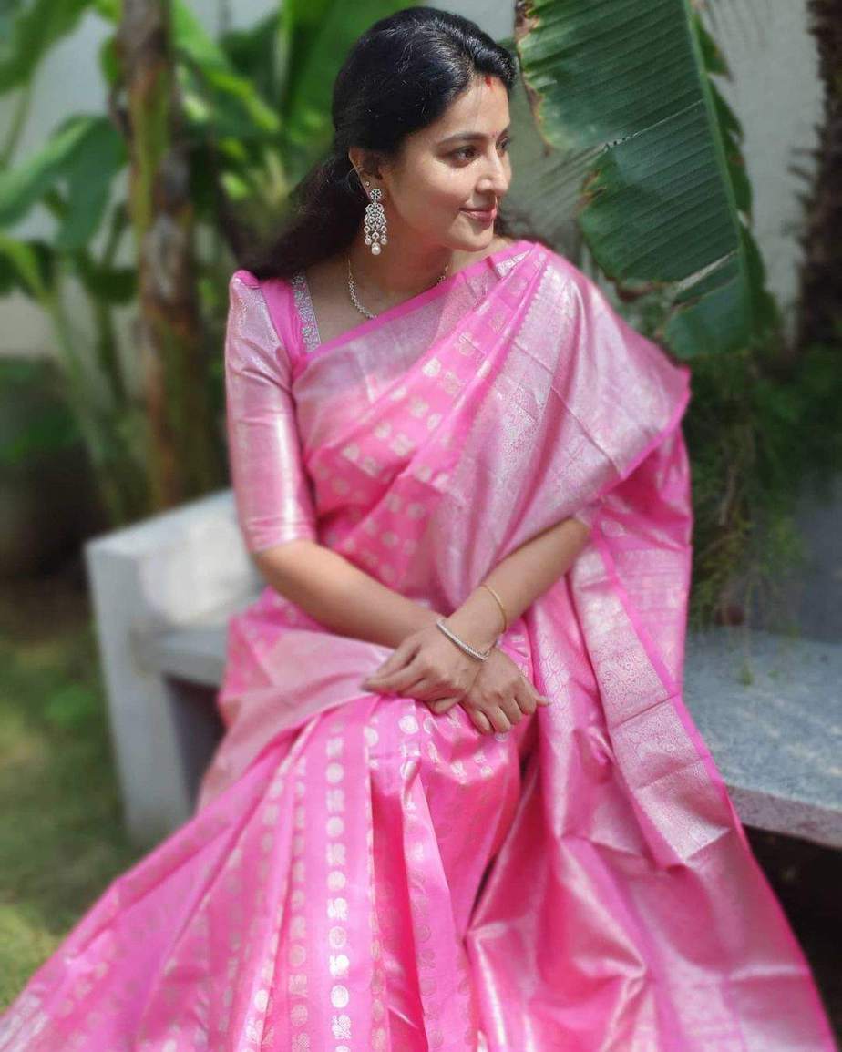 Sneha Prasanna looks prettier than ever in a baby pink saree for Pongal!