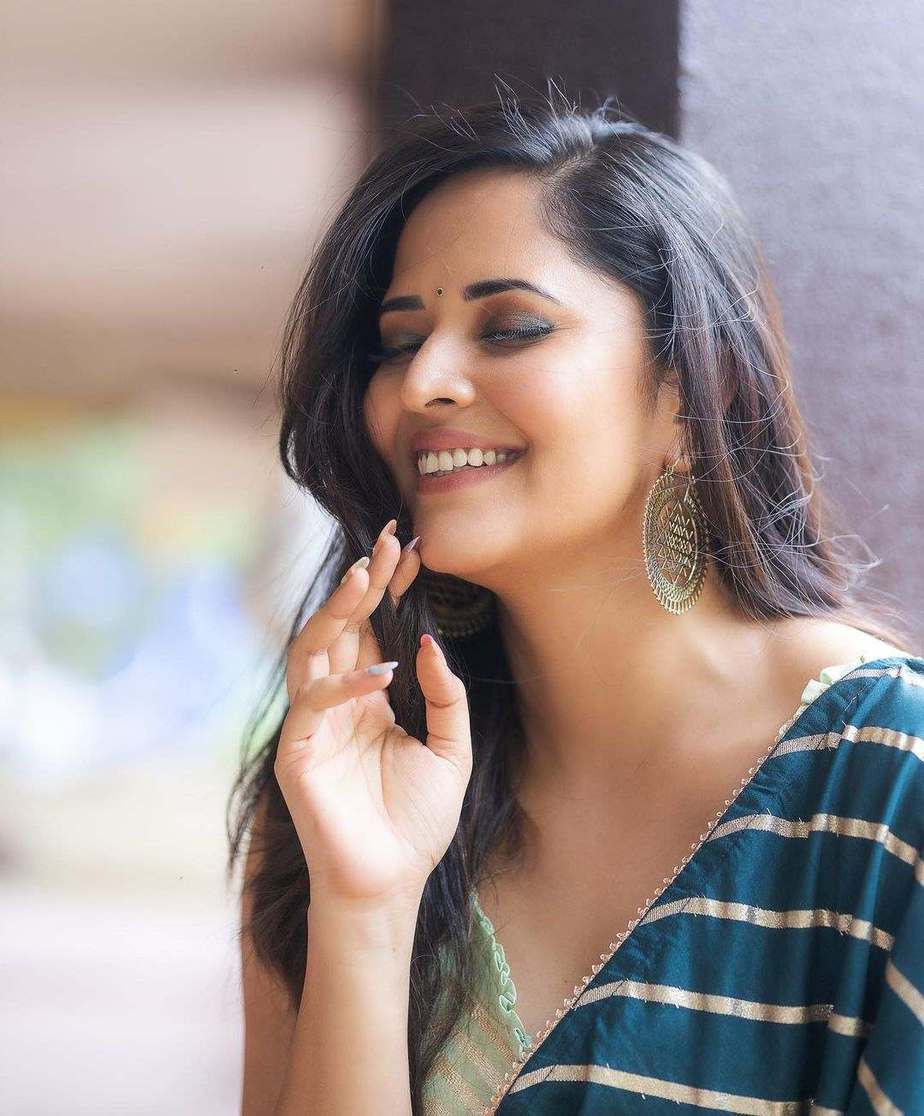 Anasuya Bharadwaj looks gorgeous in a navy blue saree for "Jabardasth!"