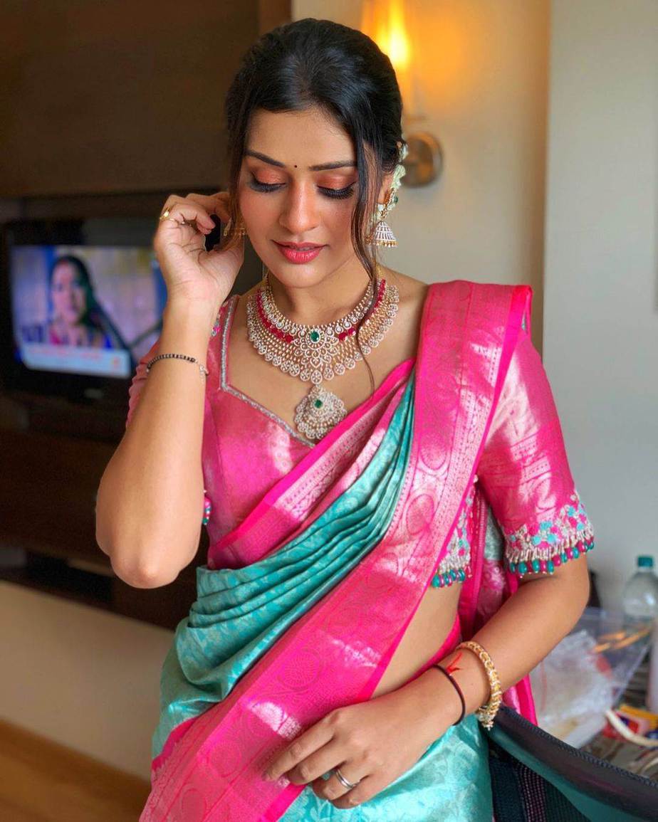 Payal Rajput looks stunning in a Kanchipuram saree for a shop opening!