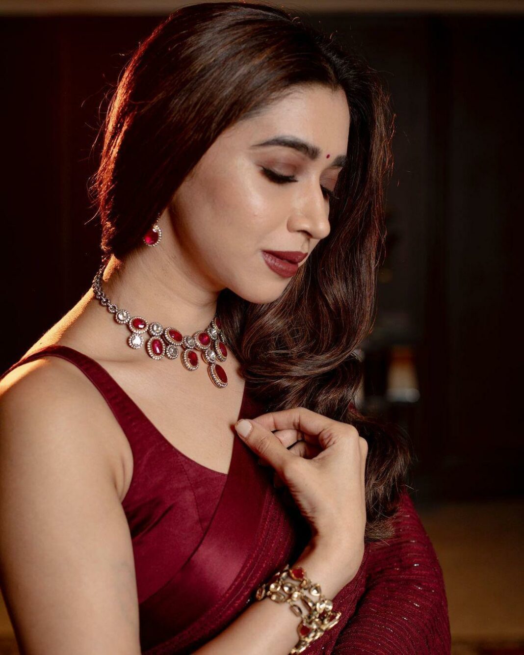 Aarti Ravi's look in a maroon sequinned saree for a wedding is so on fleek!