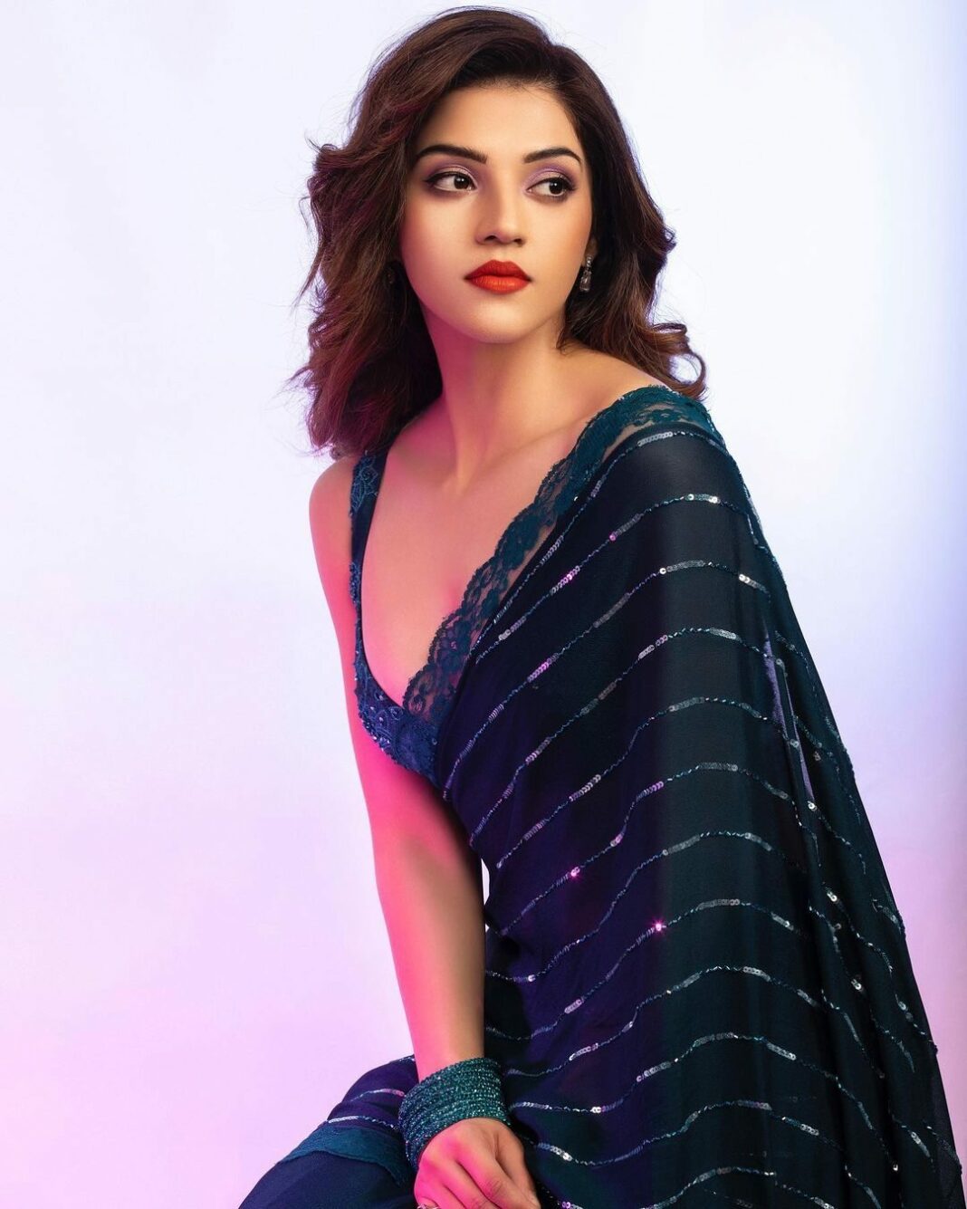 Mehreen Pirzada looks appealing in an blue sequinned saree!