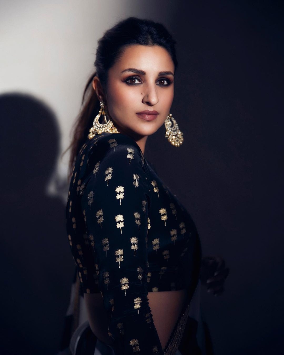 Parineeti Chopra serves a chic look in a striped saree for "Hunarbaaz!"