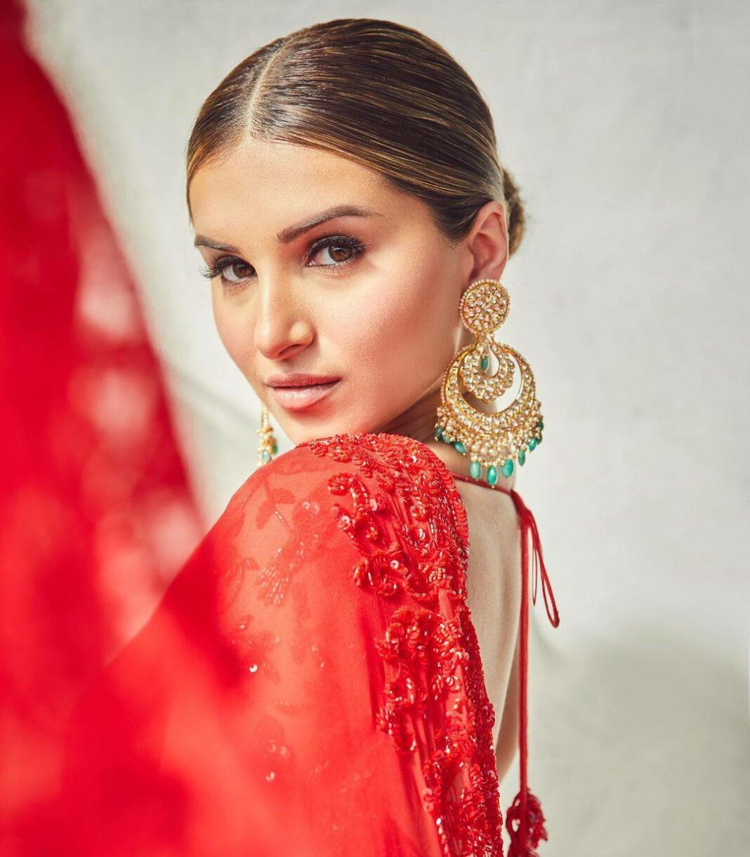 Tara Sutaria stuns in a red saree for "Heropanti-2" promotions!