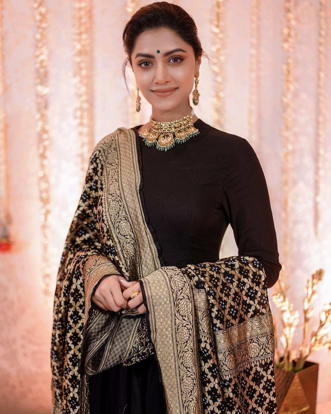 Mamta Mohandas' regal wedding guest look in black anarkali and Benarasi ...