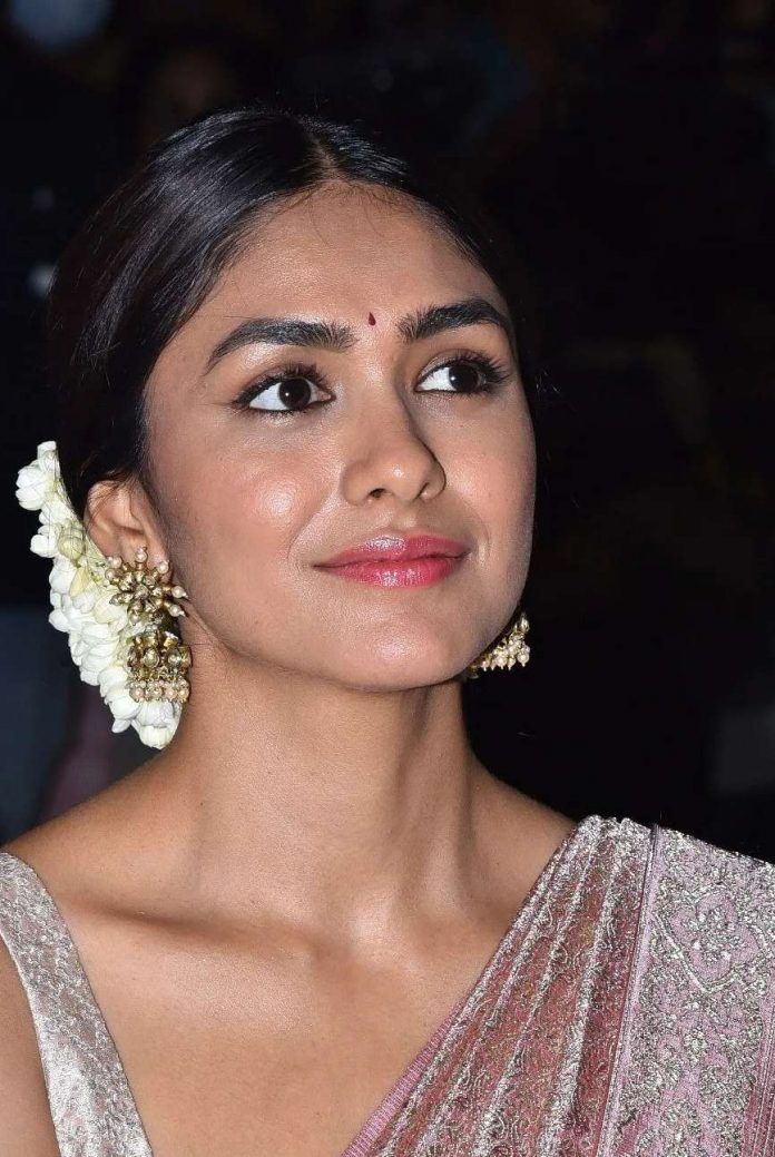 Mrunal Thakur looks breathtaking in a pink benarsi saree!