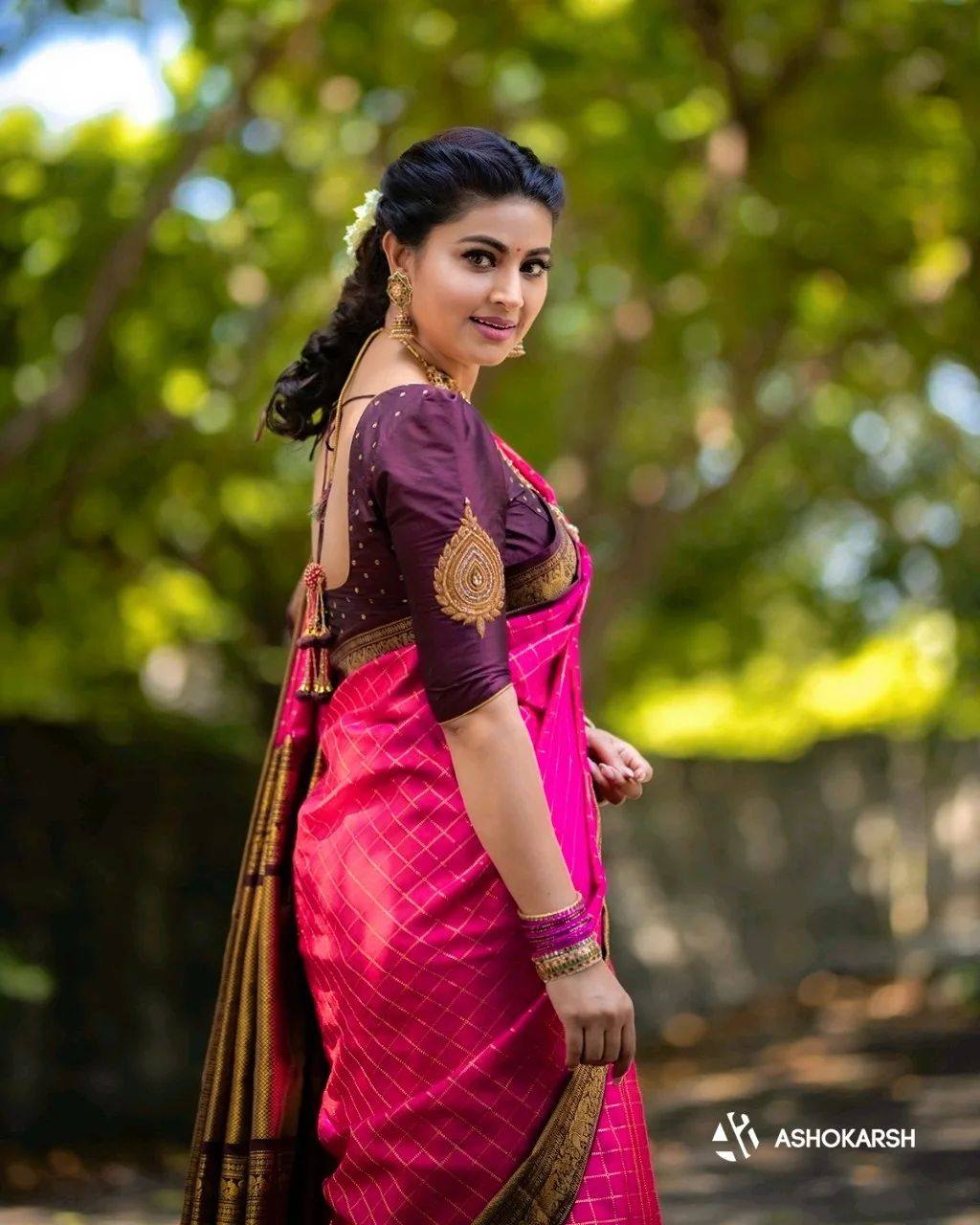 Sneha Prasanna's ethereal look in a pink checkered silk saree!