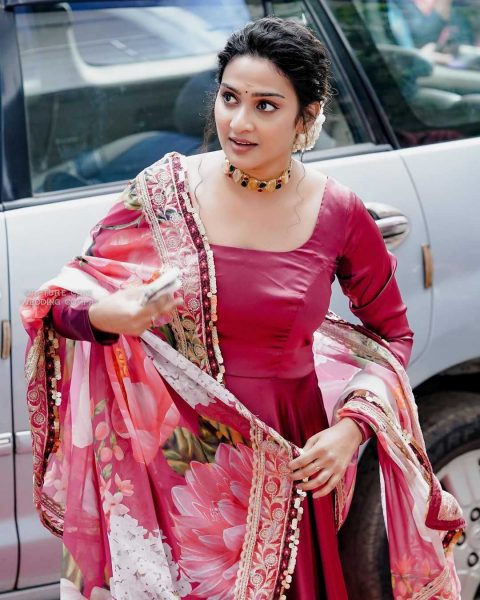 Aditi Ravi pairs her red silk anarkali with a floral dupatta for an event!