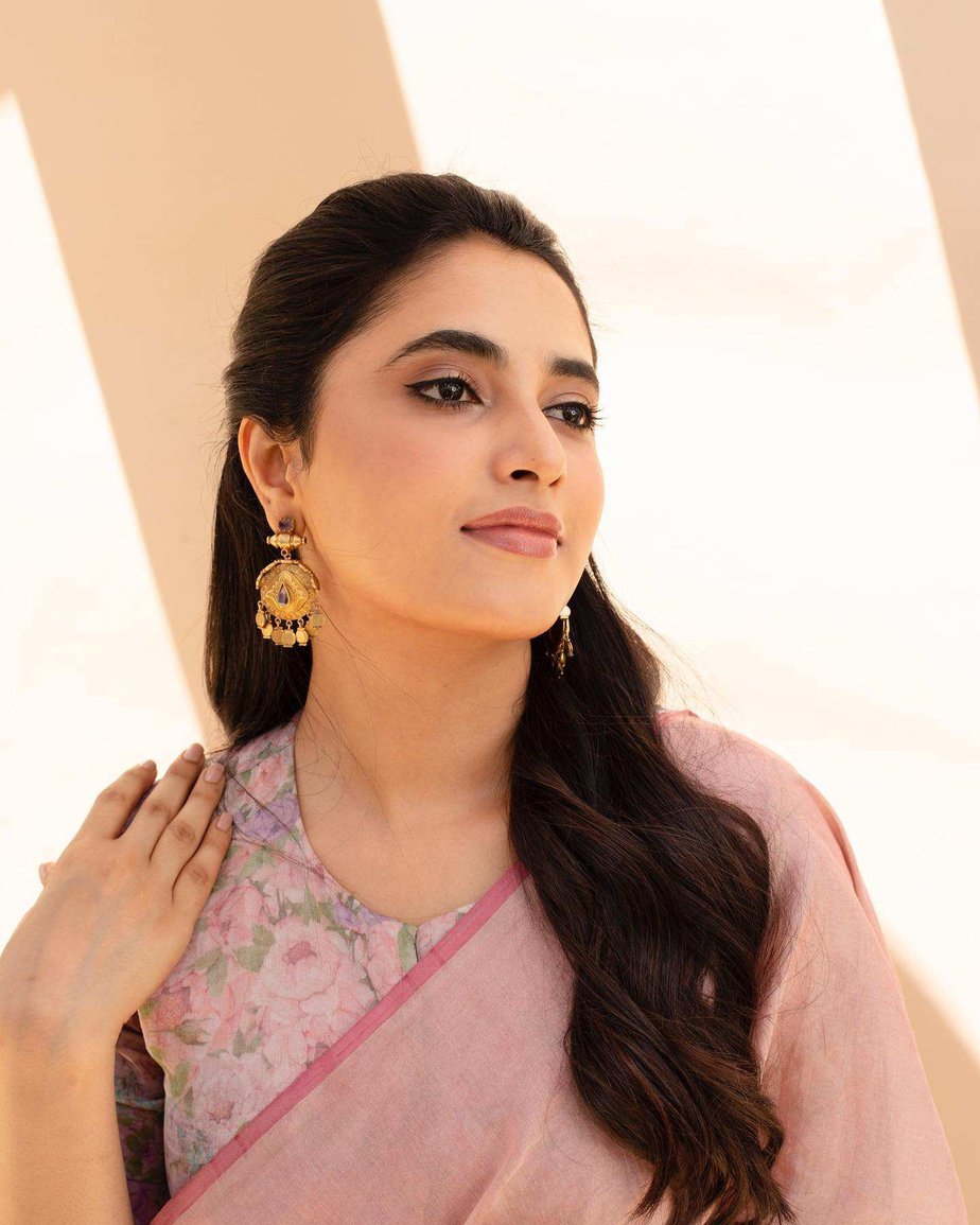 Priyanka Mohan graces "Captain Miller" pooja in a blush pink handloom ...