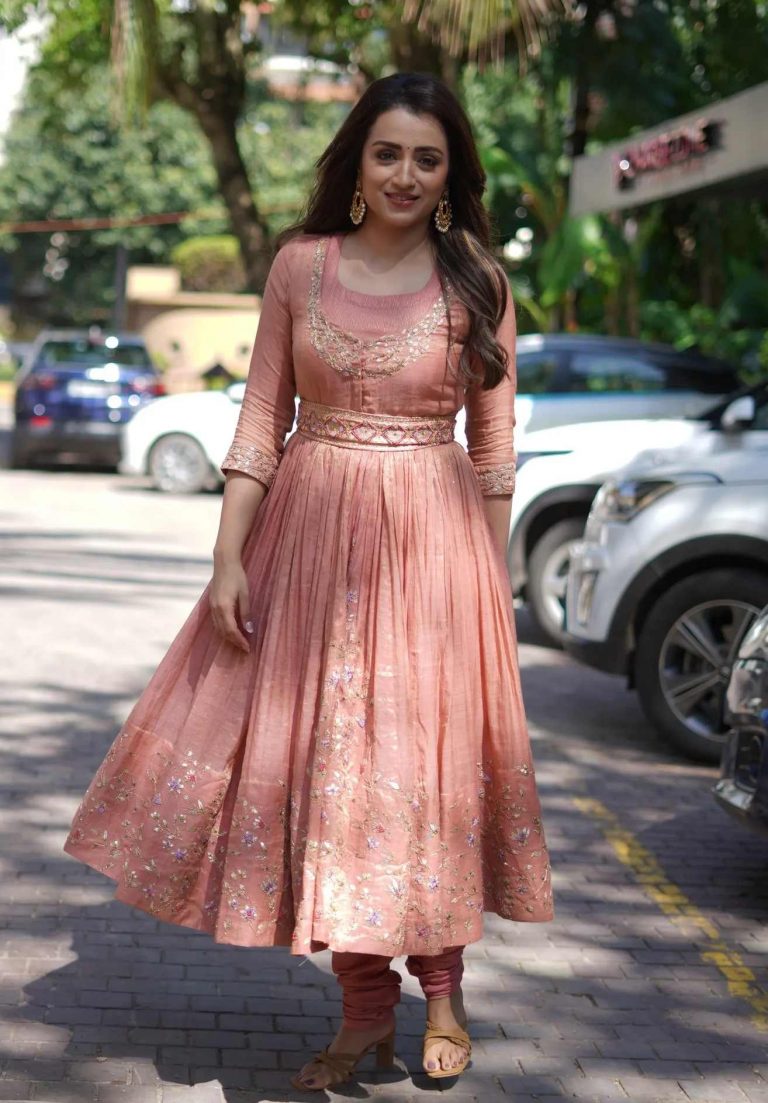 Trisha Krishnan gets papped in peach anarkali at "Ponniyin Selvan-I" press meet!