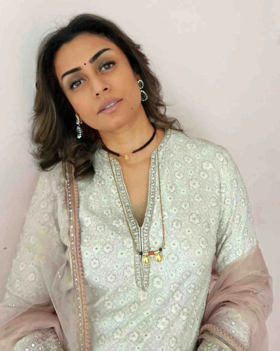 Namrata Shirodkar in an ivory embroidered salwar suit!