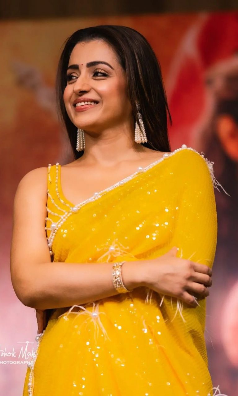 Trisha Krishnan shines bright in a yellow sequinned saree for "Ponniyin ...